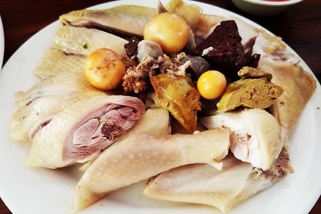 Cách luộc gà thơm ngon đúng chuẩn cho mâm cơm ngày Tết